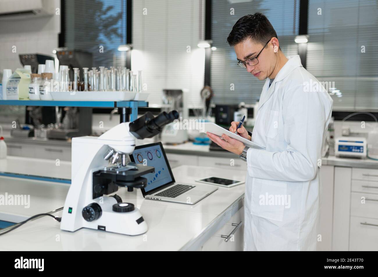 Chemical lab expert work young hi-res stock photography and images - Alamy