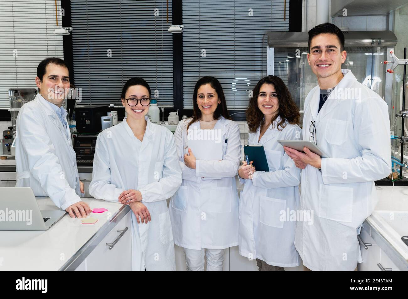 Medical researchers standing hi-res stock photography and images - Alamy
