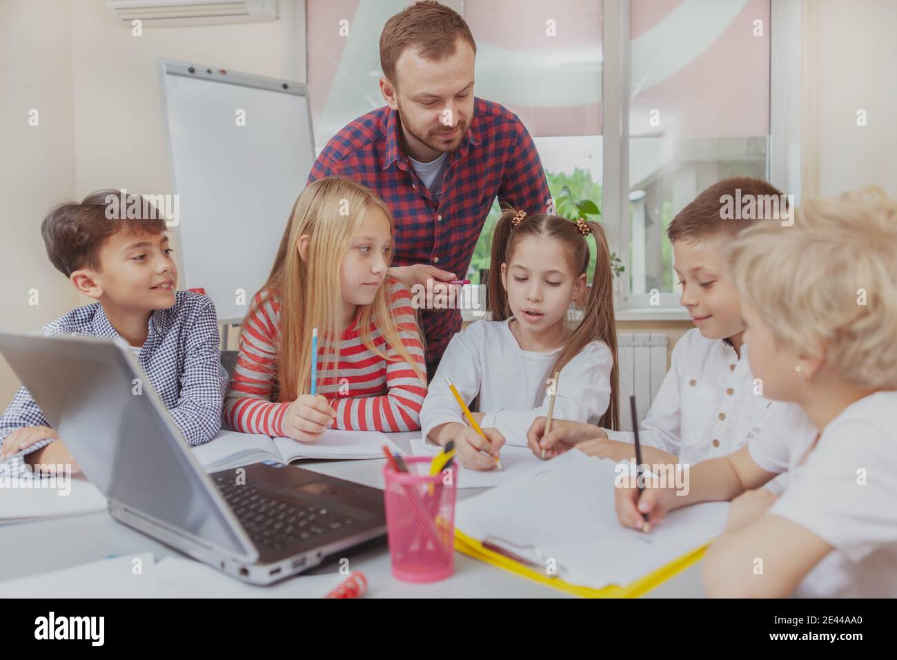 School children teacher talking art hi-res stock photography and images ...