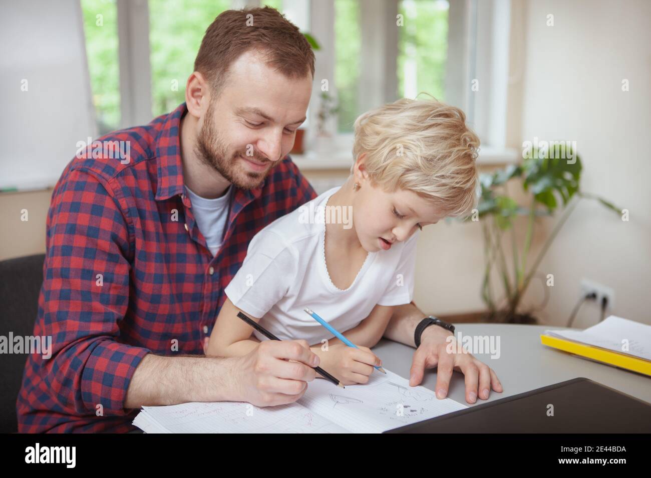 Teacher talk classroom children draw hi-res stock photography and ...