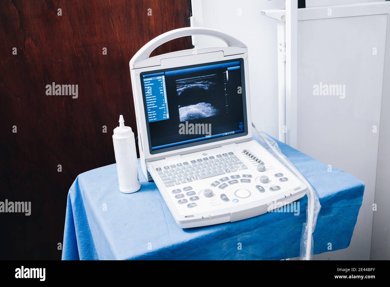 Portable ultrasound scanner hi-res stock photography and images - Alamy