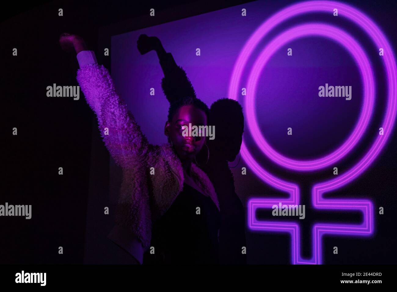 Fill glass from bottle hi-res stock photography and images - Alamy