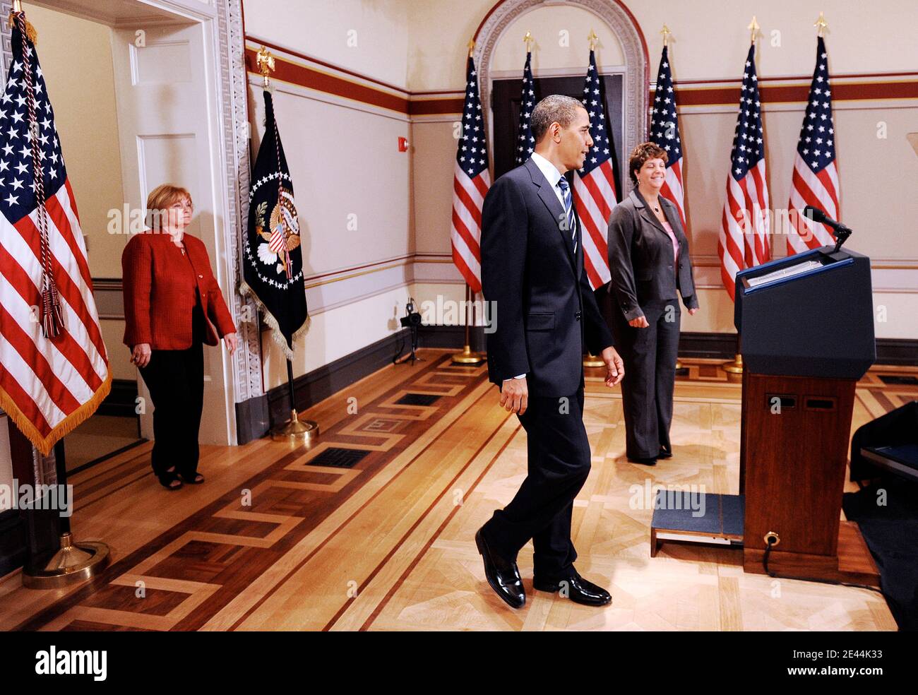 President Barack Obama flanked by small business owners Sharon Arnold ...