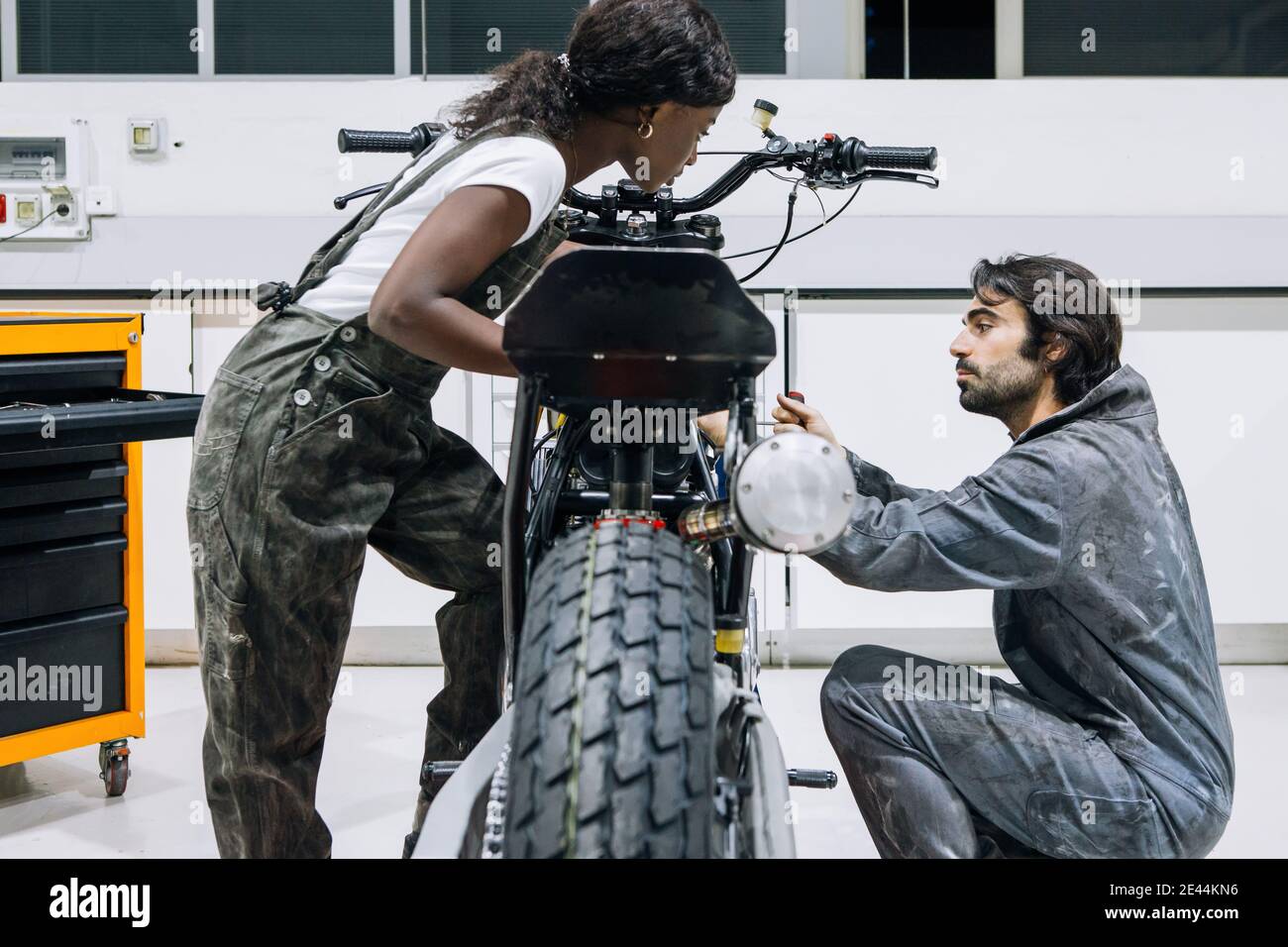 African american male mechanic hi-res stock photography and images - Alamy