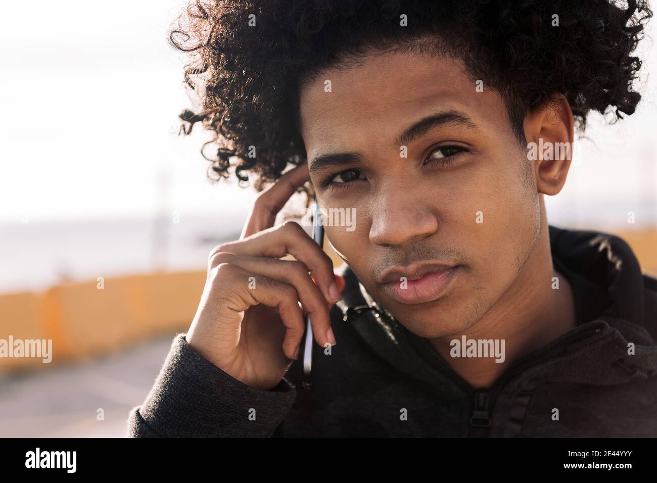 Teenager talk serious hi-res stock photography and images - Alamy