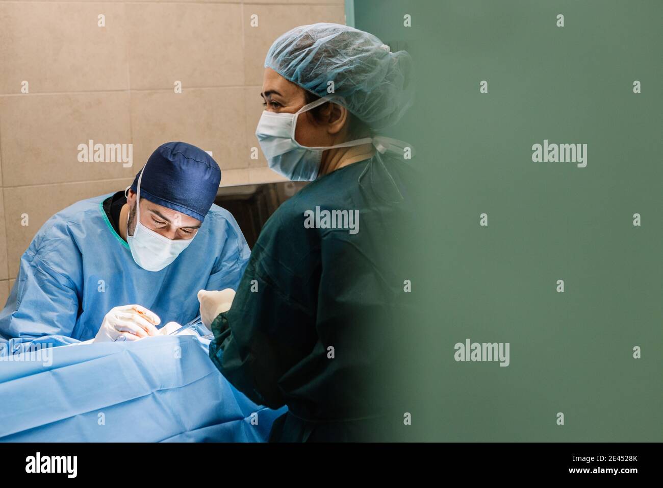 Operating room to operate the operating table hi-res stock photography ...