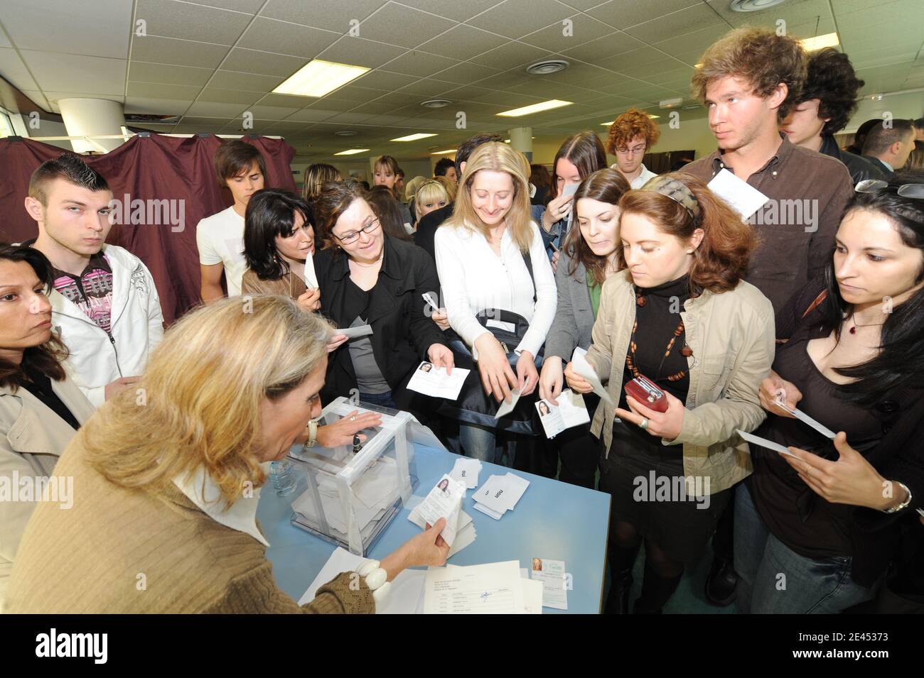 Vote des etudiants a la Faculte de Saint-Etienne, France le 18 Mai 2009 ...