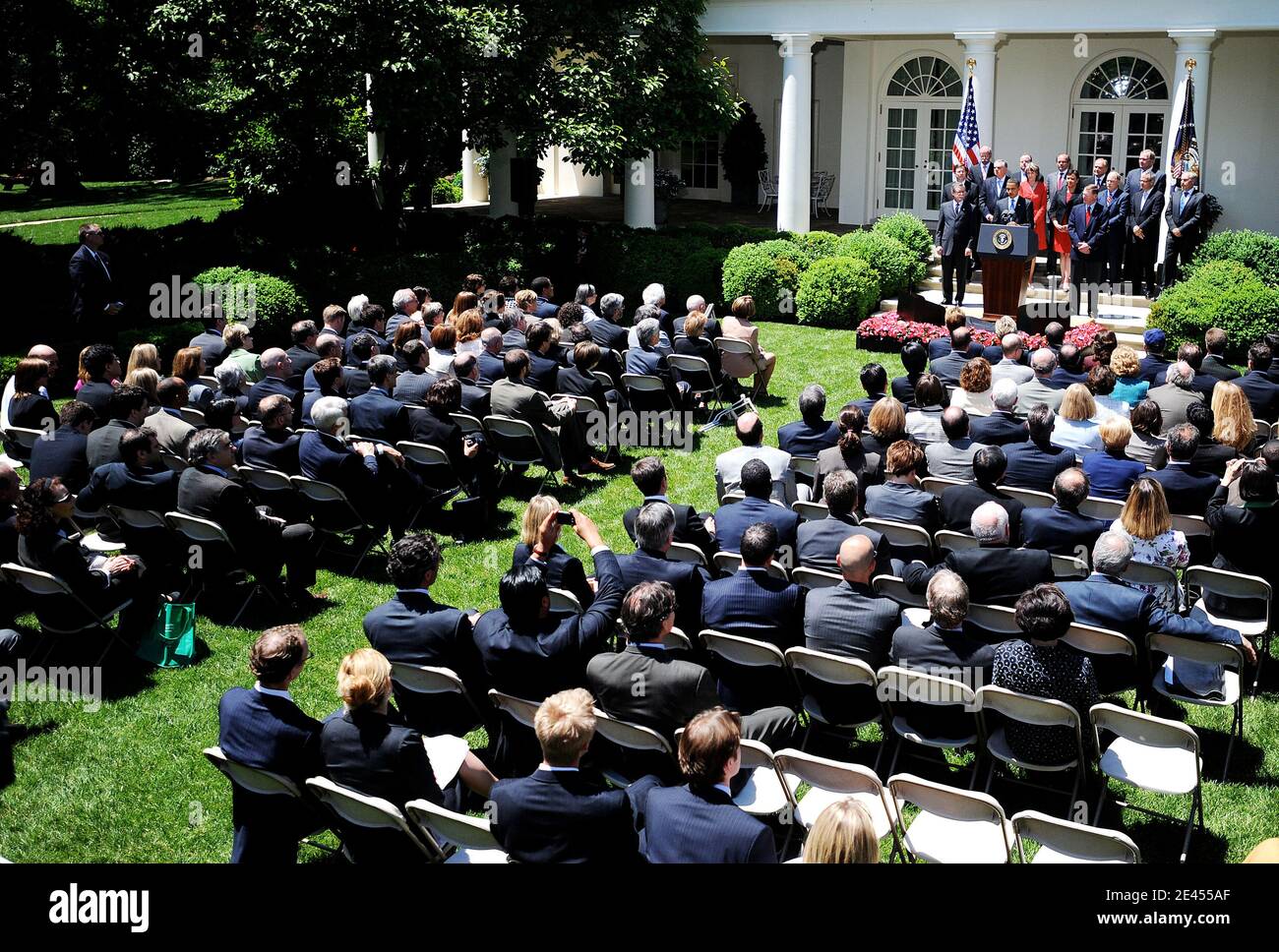 US President Barack Obama (C) announces new fuel efficiency standards ...
