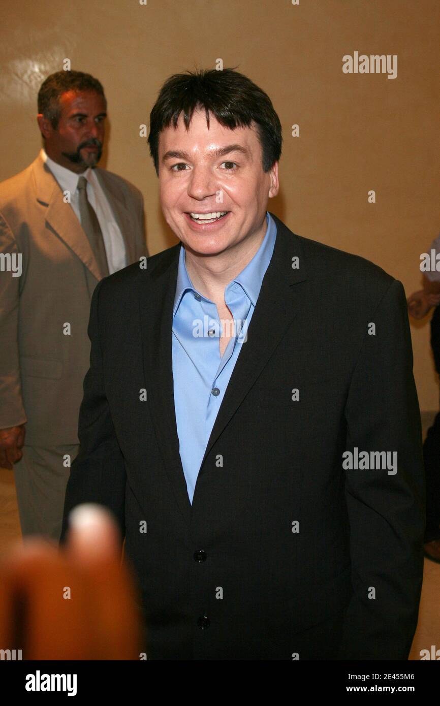 Mike Myers arrives at the press conference for 'Inglourious Basterds ...