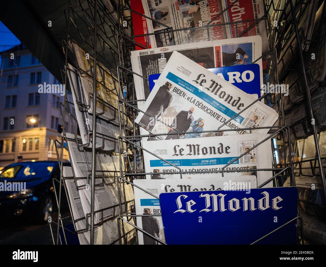 Le monde newspaper front page hi-res stock photography and images - Alamy