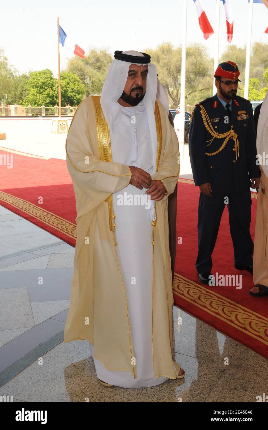 Sheikh sultan bin khalifa bin hi-res stock photography and images - Alamy