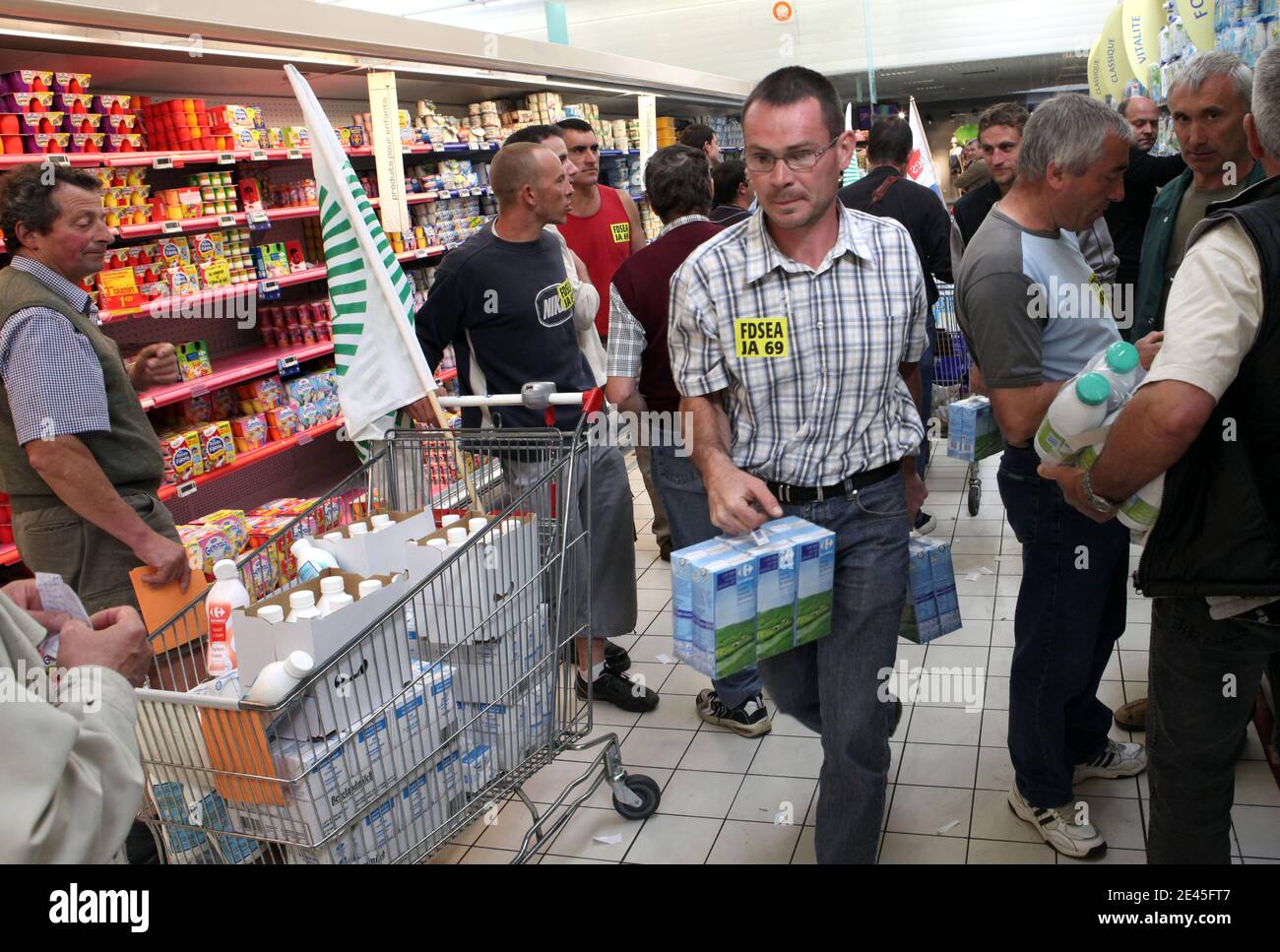 Angry diary farmers demonstrate and block the access to Carrefour ...