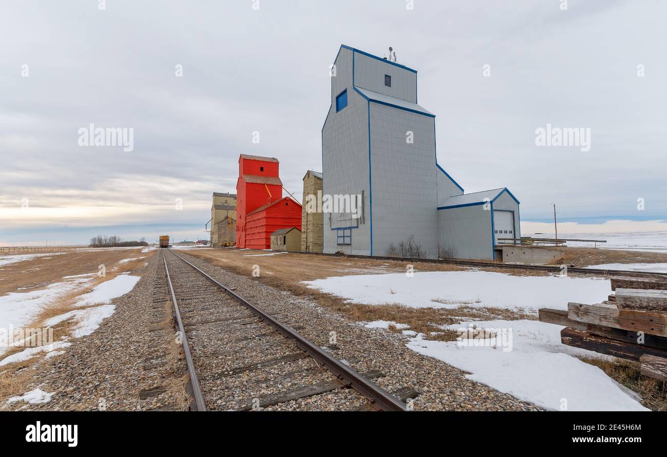 Abandoned grain elevators at Mossleigh, Alberta, Canada Stock Photo - Alamy