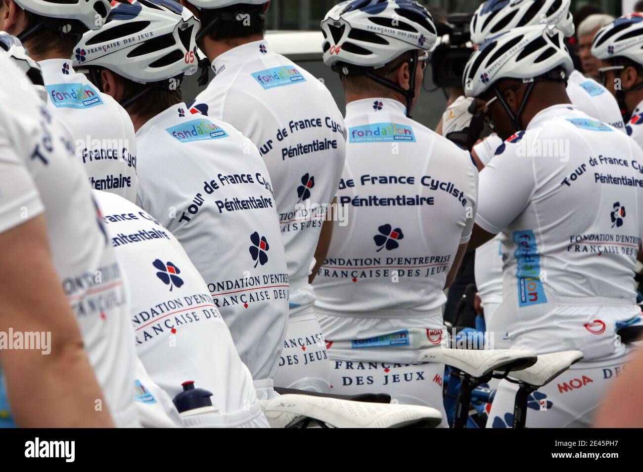 PLEASE MASK THE FACES OF THE RUNNERS. Departure of the prison cycle ...