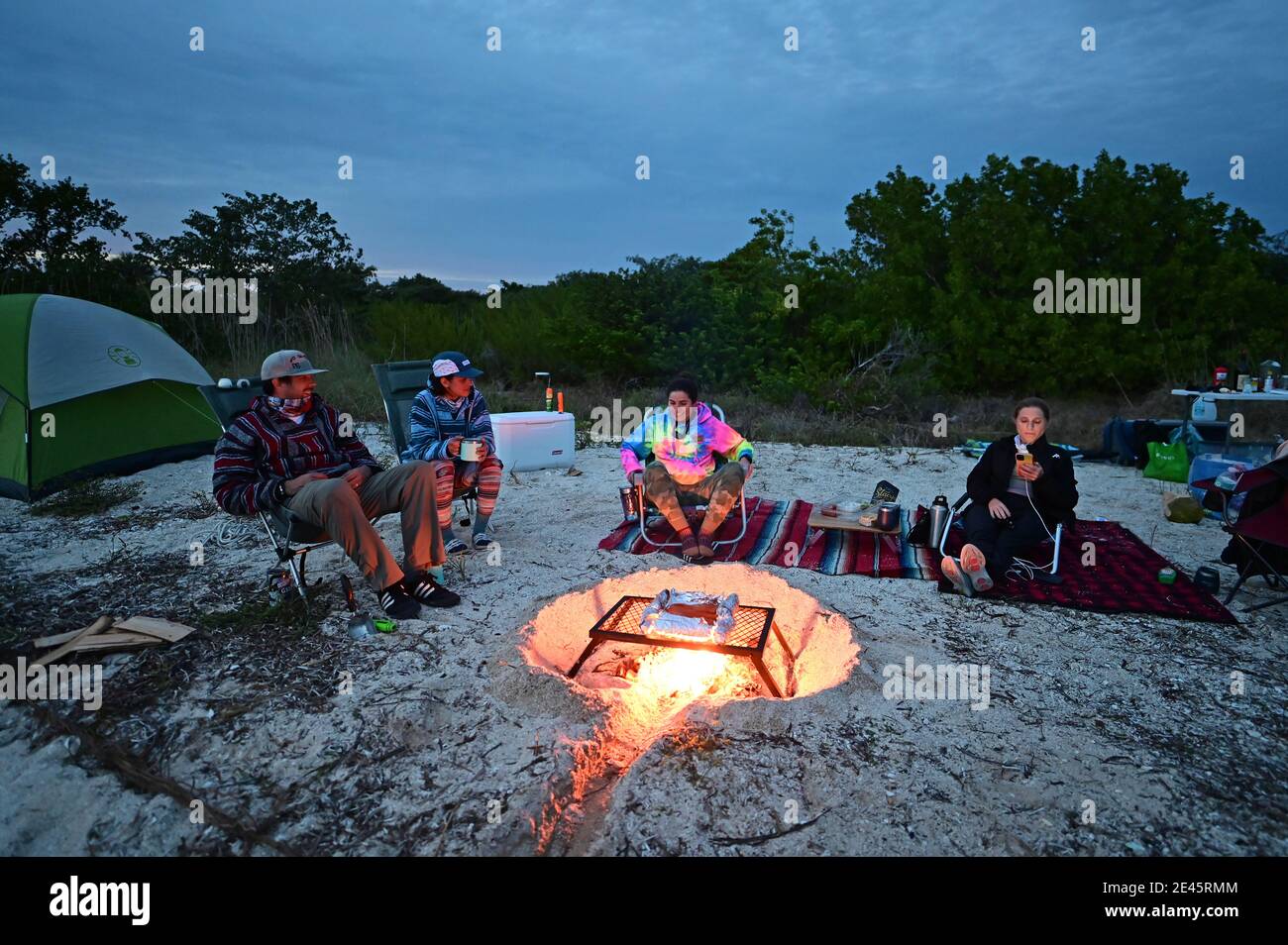 Campfire on the beach winter hi-res stock photography and images - Alamy