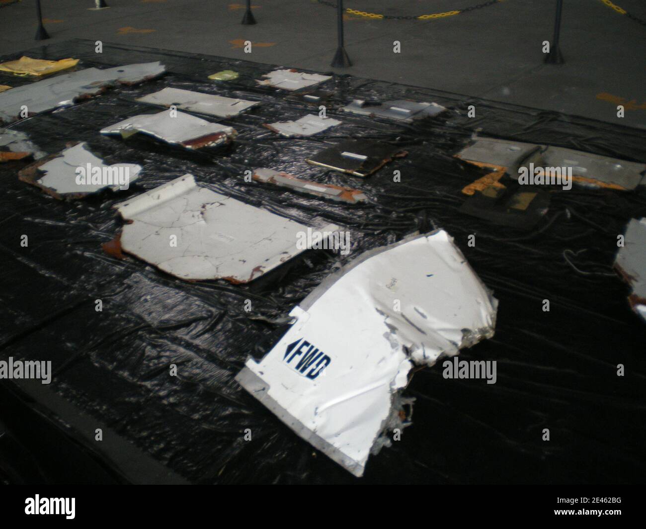 The Brazilian Navy picks debris from Air France flight AF447 out of the ...