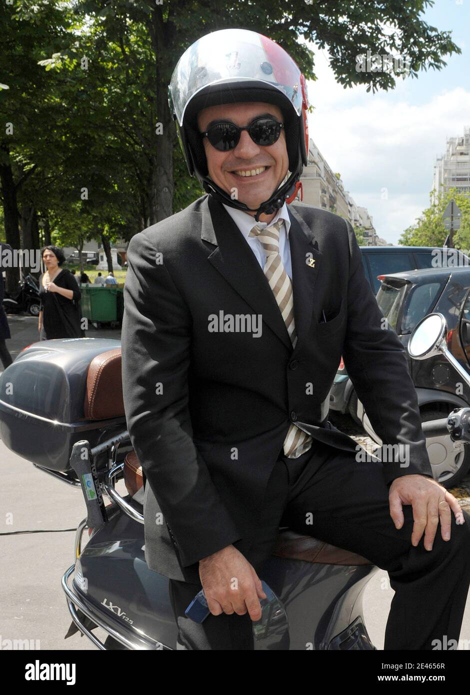 Karl Zero pose sur sa Vespa a Paris, France le 19 juin 2009. Photo by ...