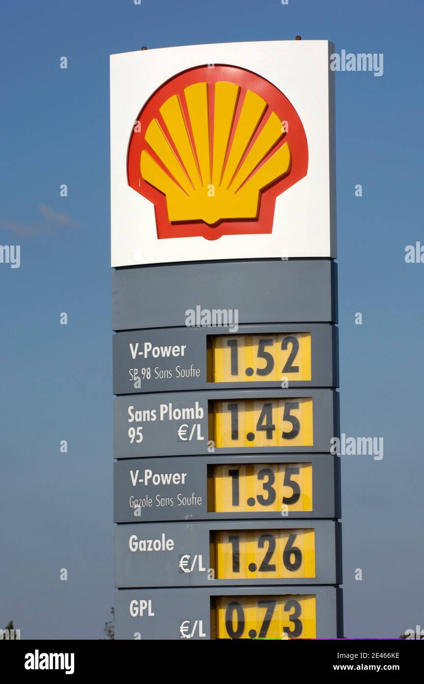 Shell gas station sign board in France. Photo by Philippe Montigny ...