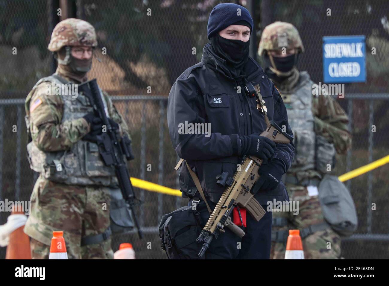 National guardsmen and Capital police stand guard during Inauguration ...