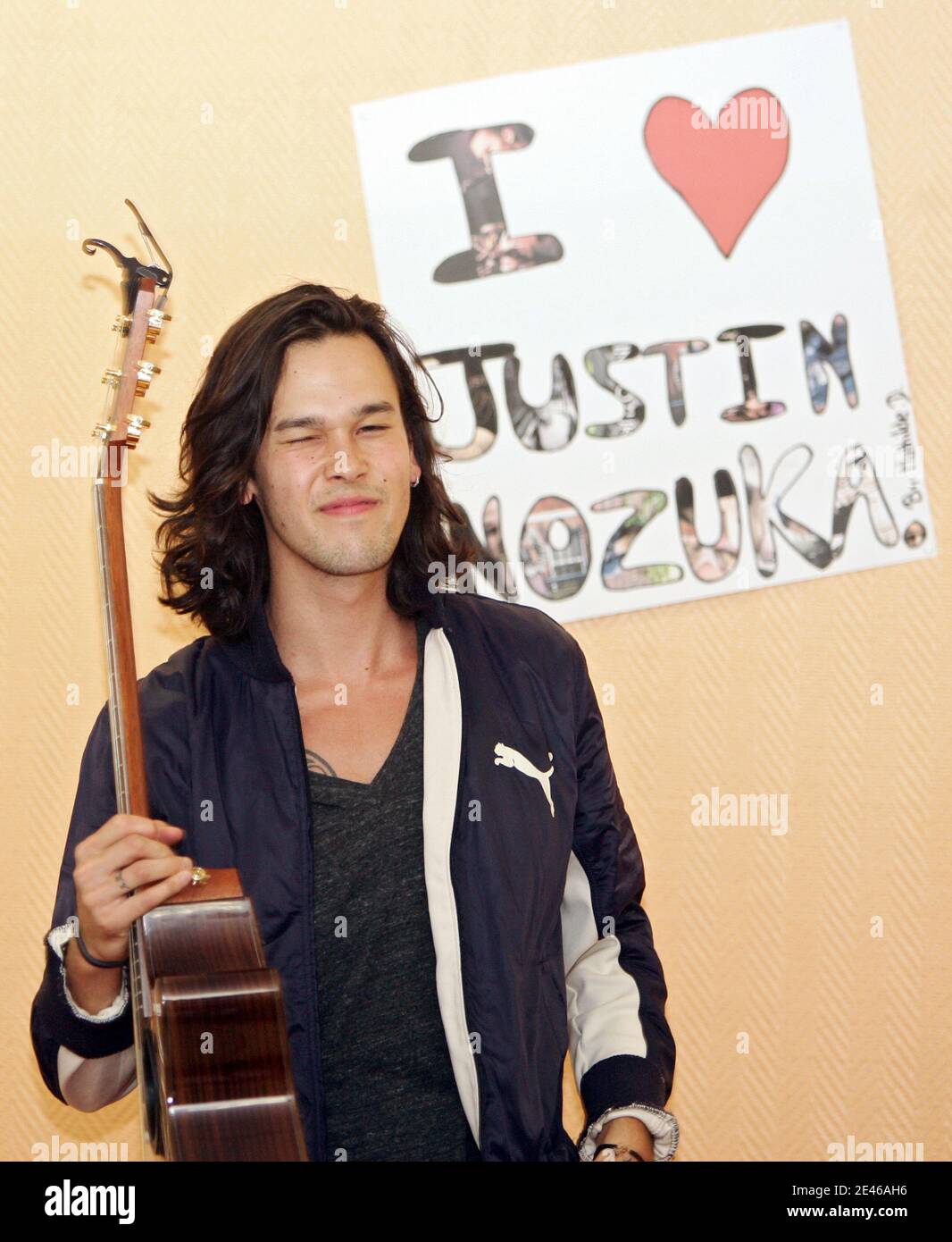 American singer Justin Nozuka offers a short concert in acoustics to ...