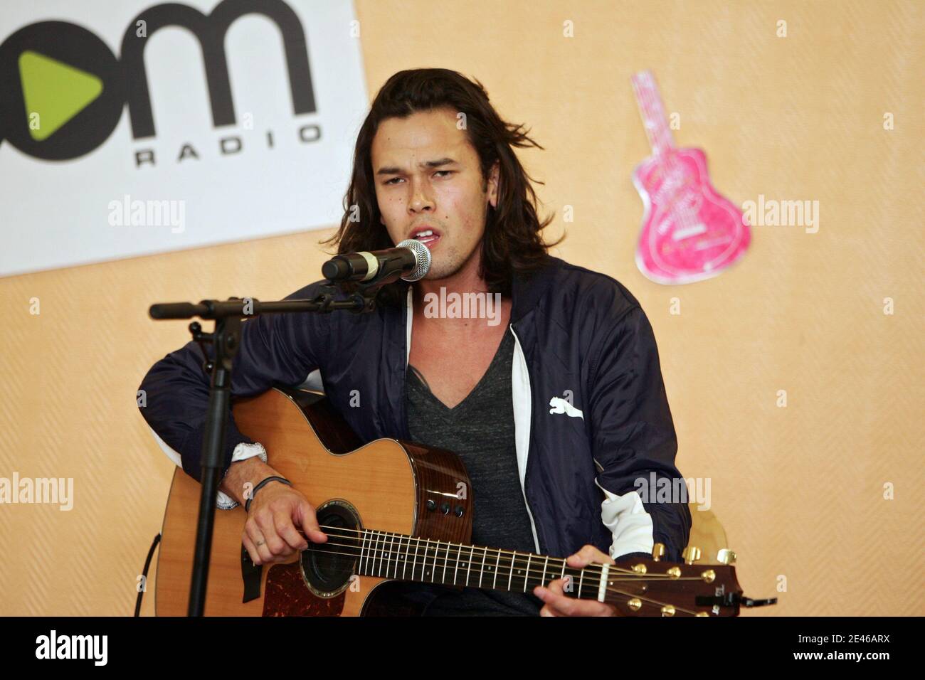 The American singer Justin Nozuka offers a short concert in acoustics ...