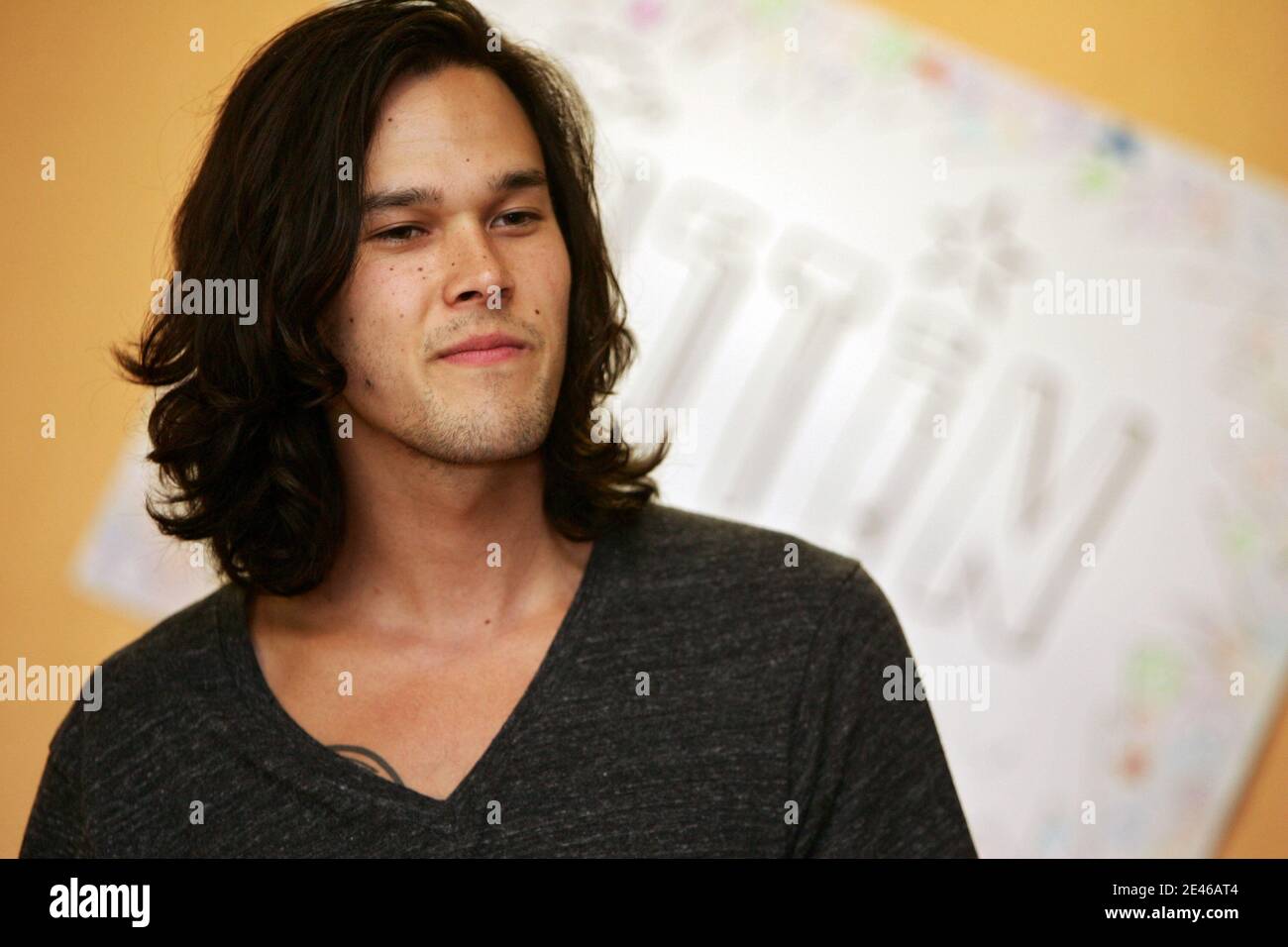 The American singer Justin Nozuka offers a short concert in acoustics ...