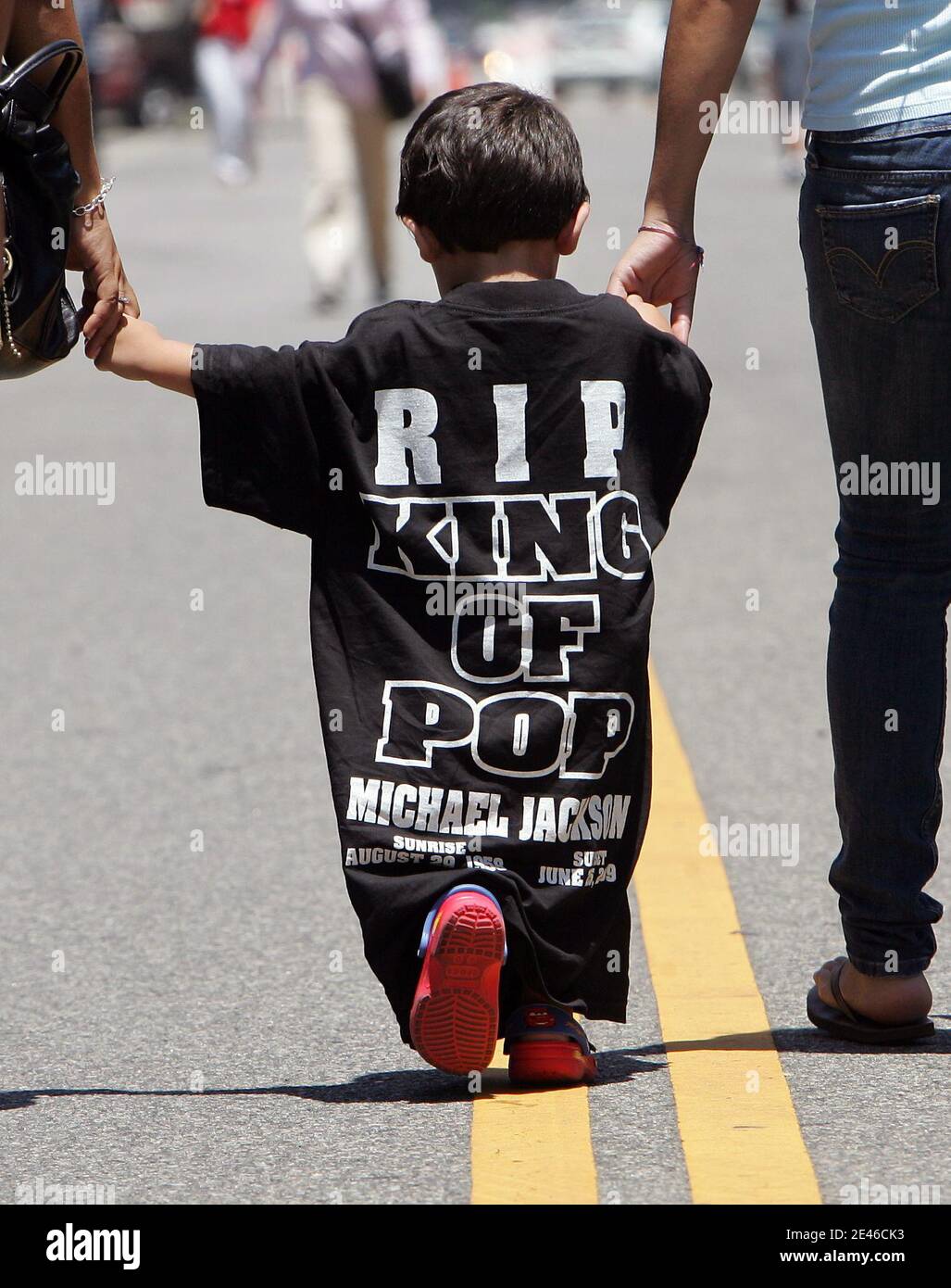 Michael Jackson's fans and media outside the Jackson family compound in ...
