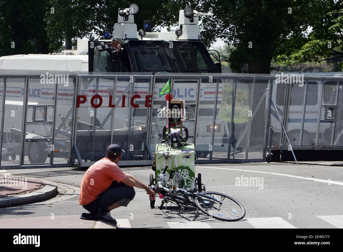 Between 1500 and 2000 extreme left-wing activists (No Border ...