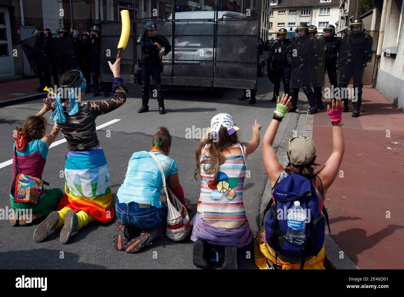Between 1500 and 2000 extreme left-wing activists (No Border ...