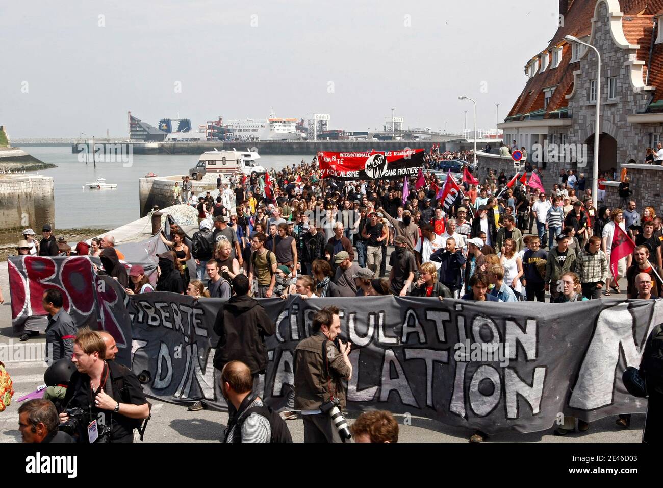Between 1500 and 2000 extreme left-wing activists (No Border ...