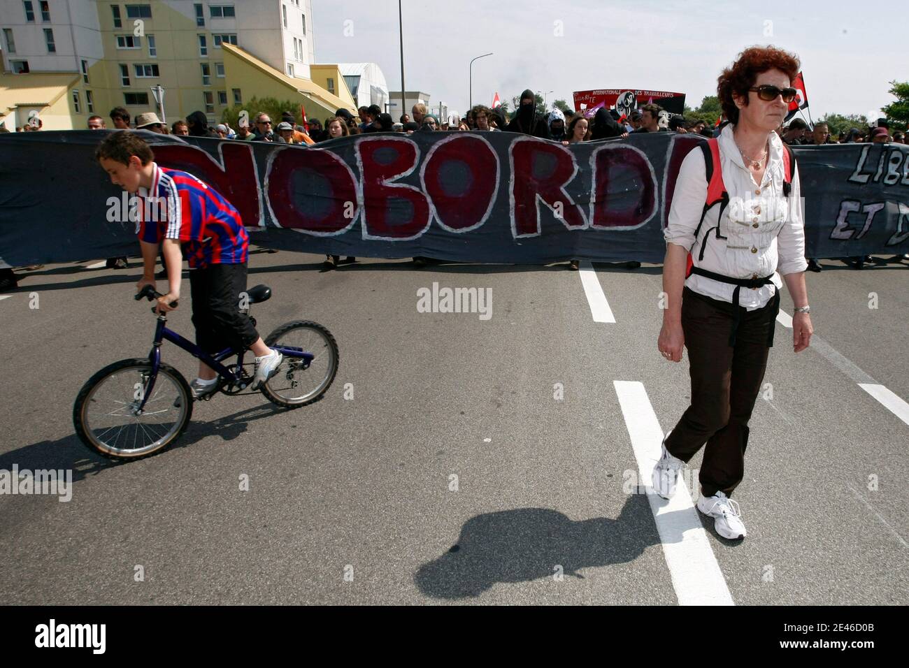 Between 1500 and 2000 extreme left-wing activists (No Border ...