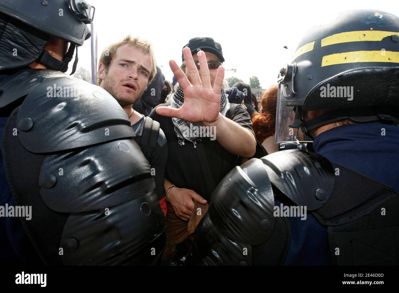 Between 1500 and 2000 extreme left-wing activists (No Border ...