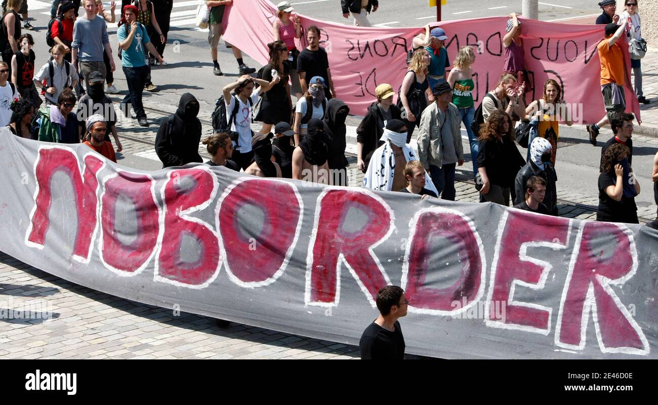 Between 1500 and 2000 extreme left-wing activists (No Border ...