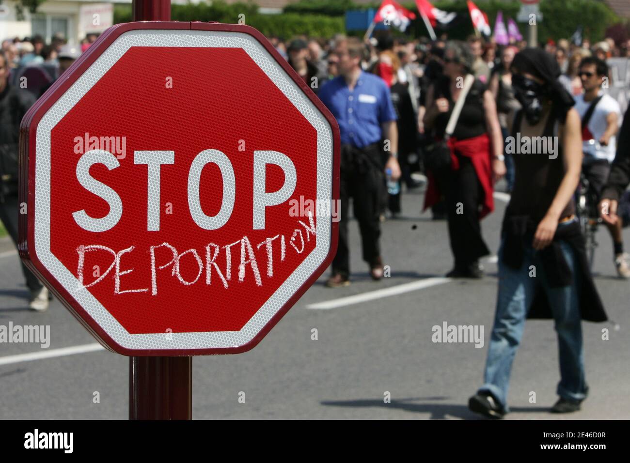 Between 1500 and 2000 extreme left-wing activists (No Border ...