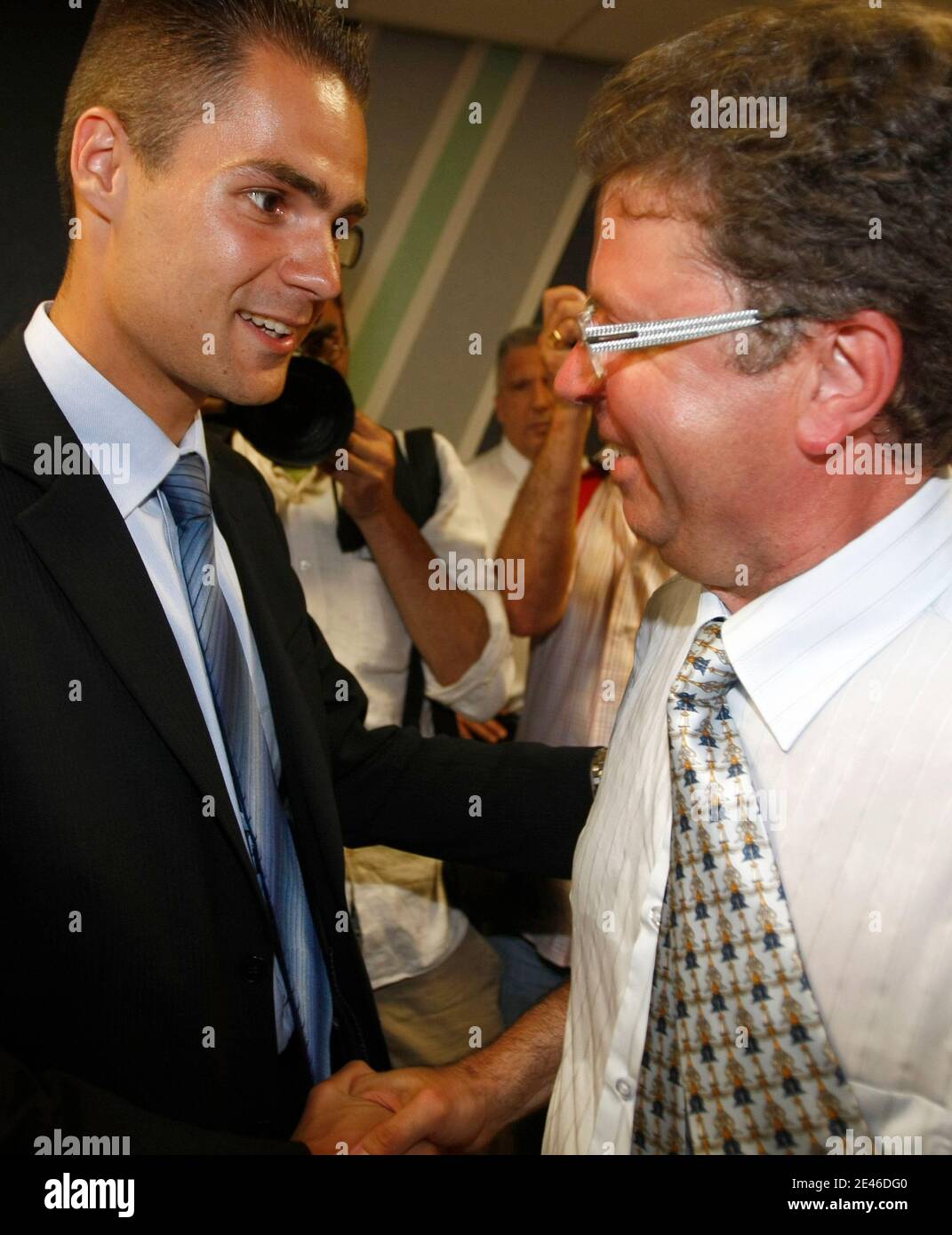 Dans la salle des fetes, Pierre Ferrari, tete de liste MJS, arrive en ...