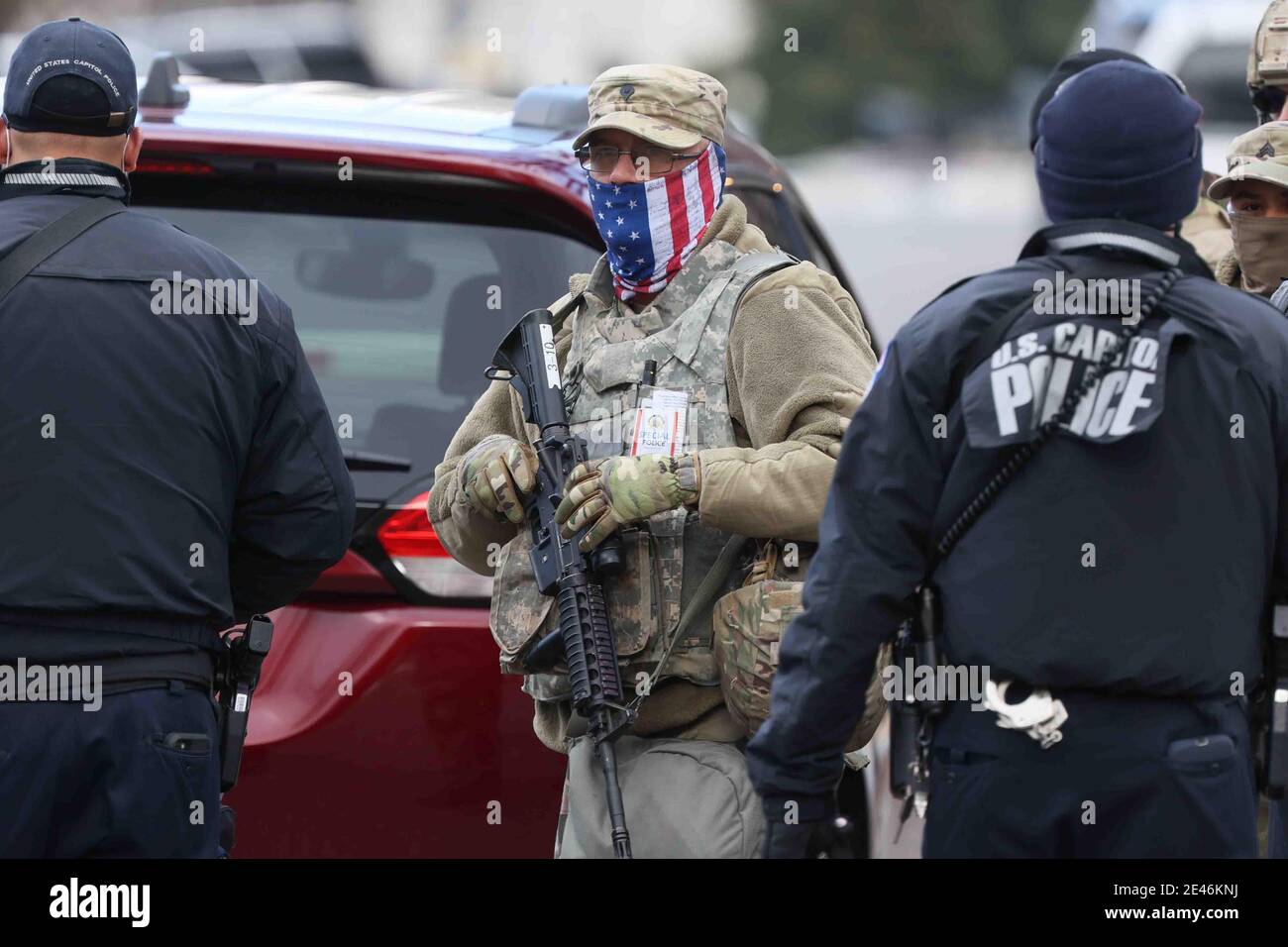 National guardsmen and US Capitol police work together during ...