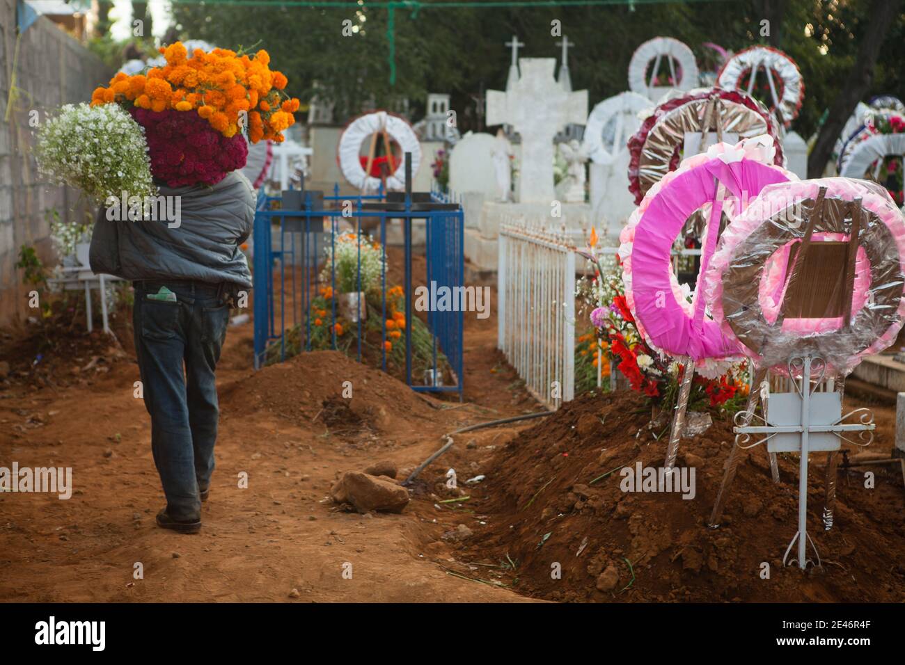 Dia de los muertos cemetery hi-res stock photography and images - Alamy