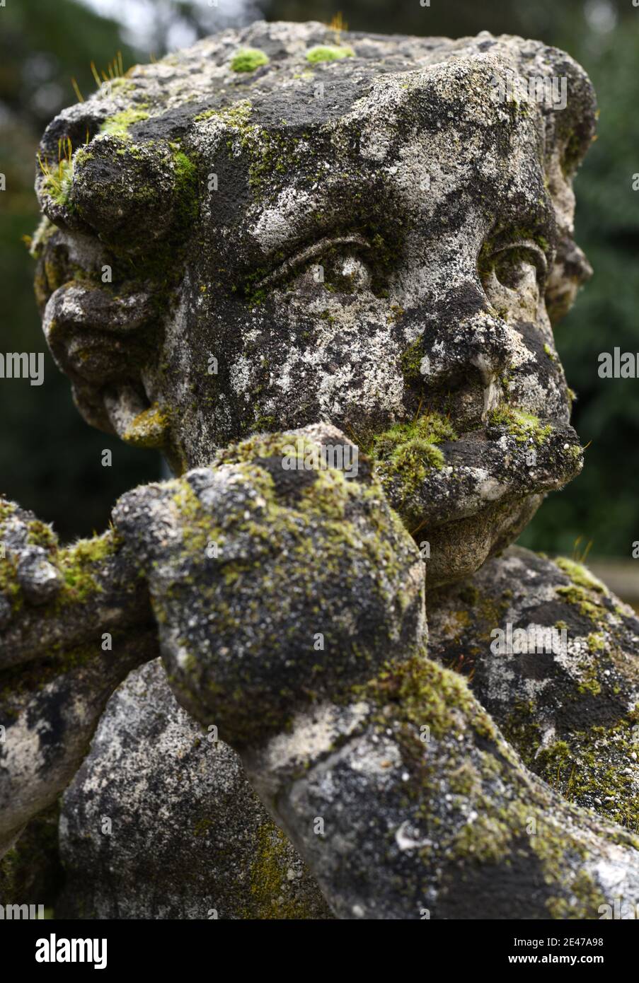 Moss head statue hi-res stock photography and images - Alamy