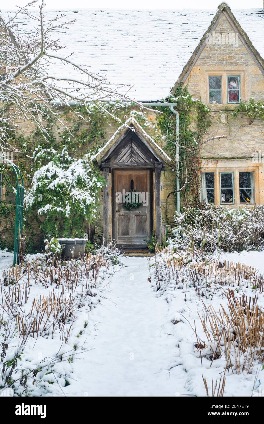 Cotswolds garden winter scene hi-res stock photography and images - Alamy