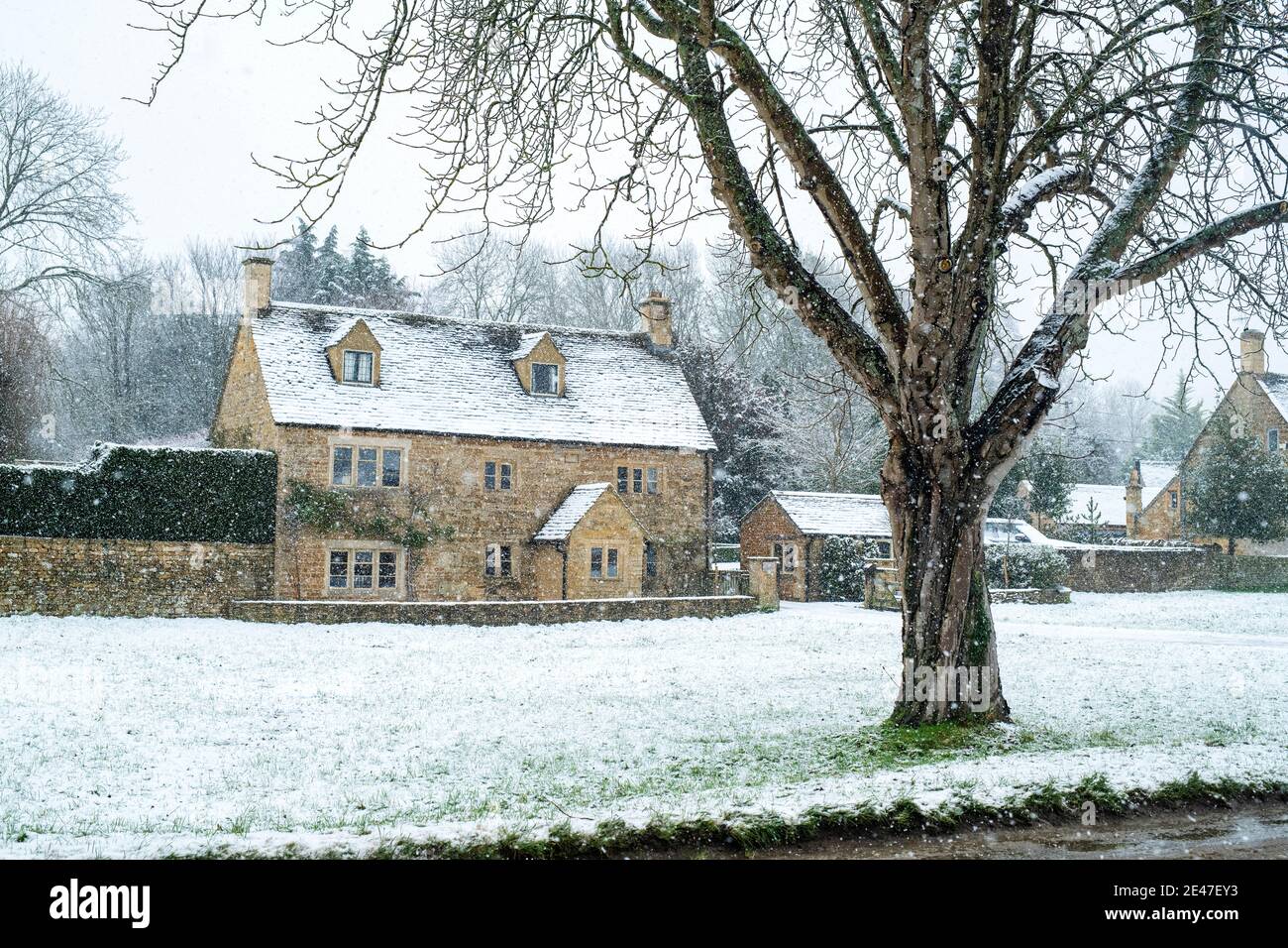 Cotswold stone cottage in the December snow. Wyck Rissington, Cotswolds ...