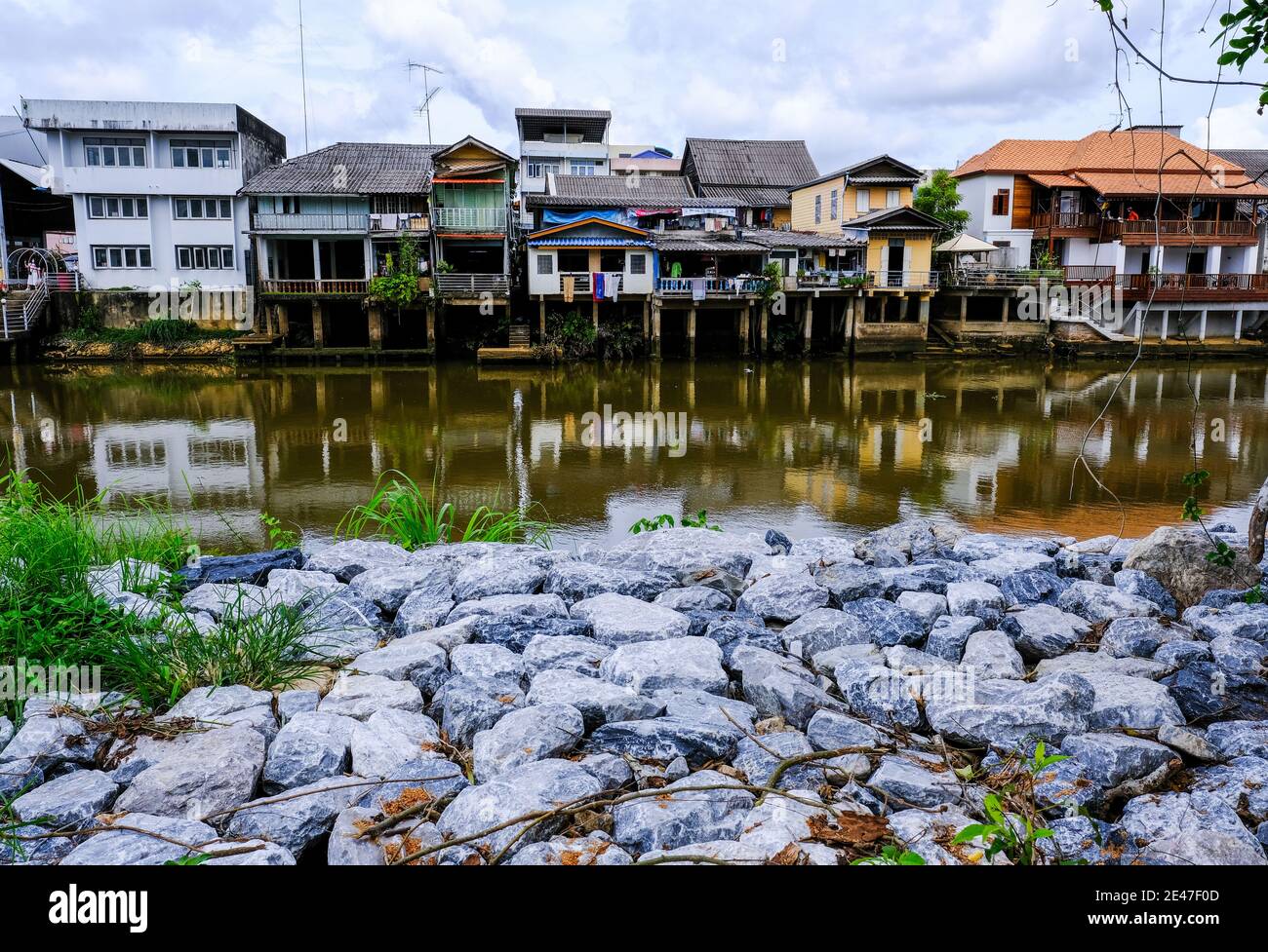 Thailand riverfront hi-res stock photography and images - Alamy