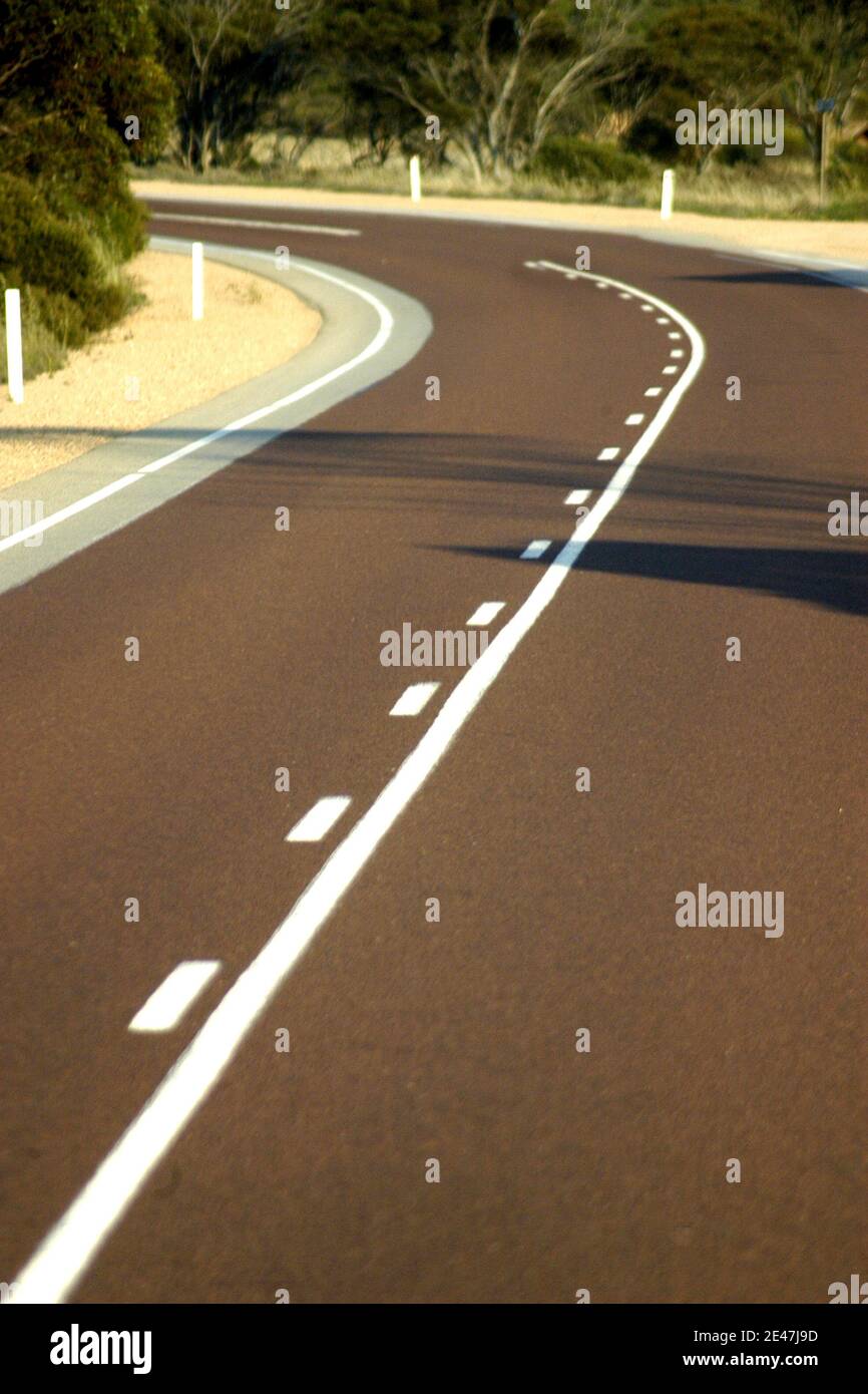 ROAD LINE MARKING ON THE EYRE HIGHWAY WHICH LINKS SOUTH AUSTRALIA AND ...