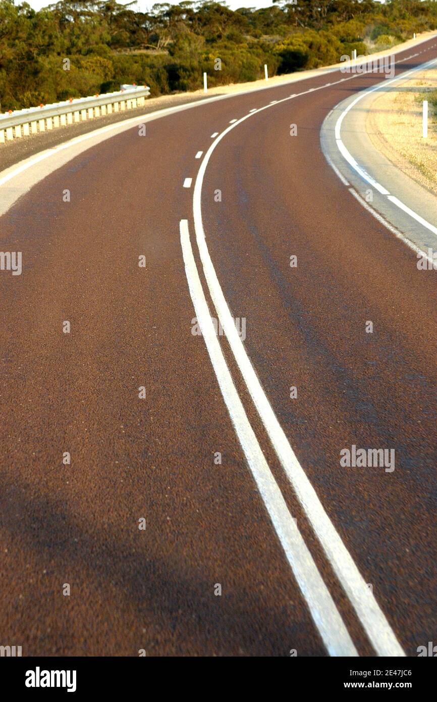 ROAD LINE MARKING ON THE EYRE HIGHWAY WHICH LINKS SOUTH AUSTRALIA AND ...