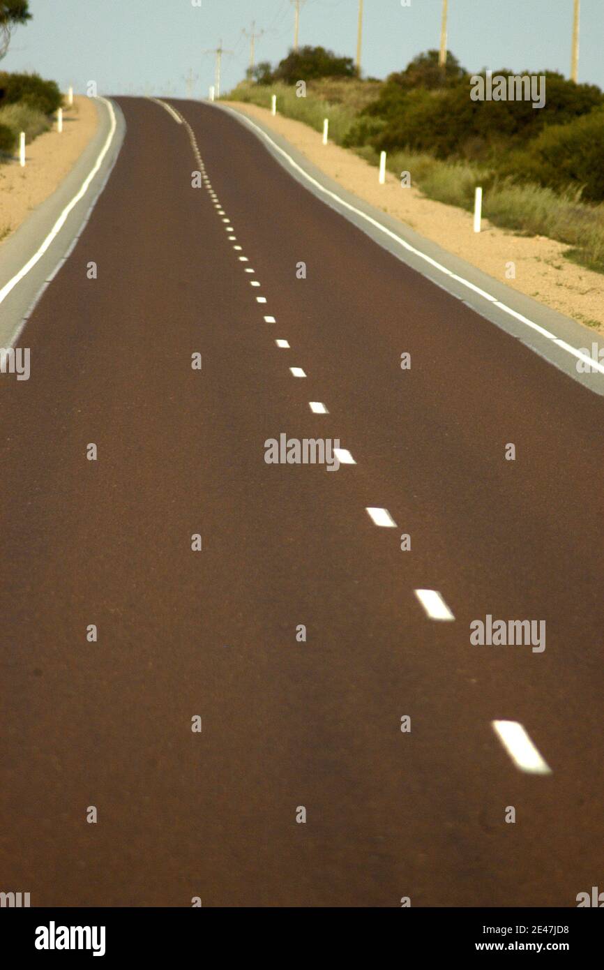 ROAD LINE MARKING ON THE EYRE HIGHWAY WHICH LINKS SOUTH AUSTRALIA AND ...
