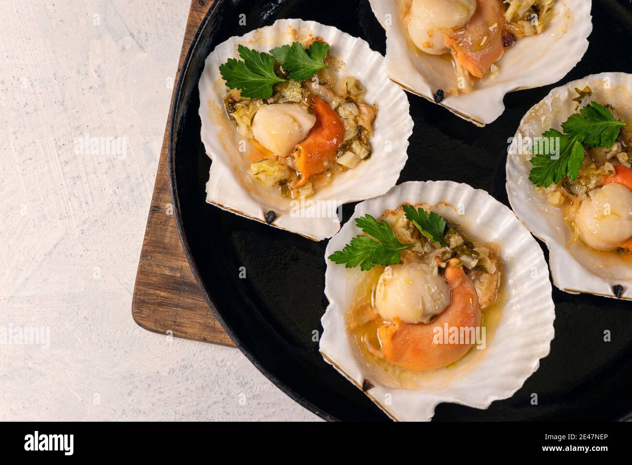 Close up baked scallops with caviar and creamy garlic sauce. Recipe for ...