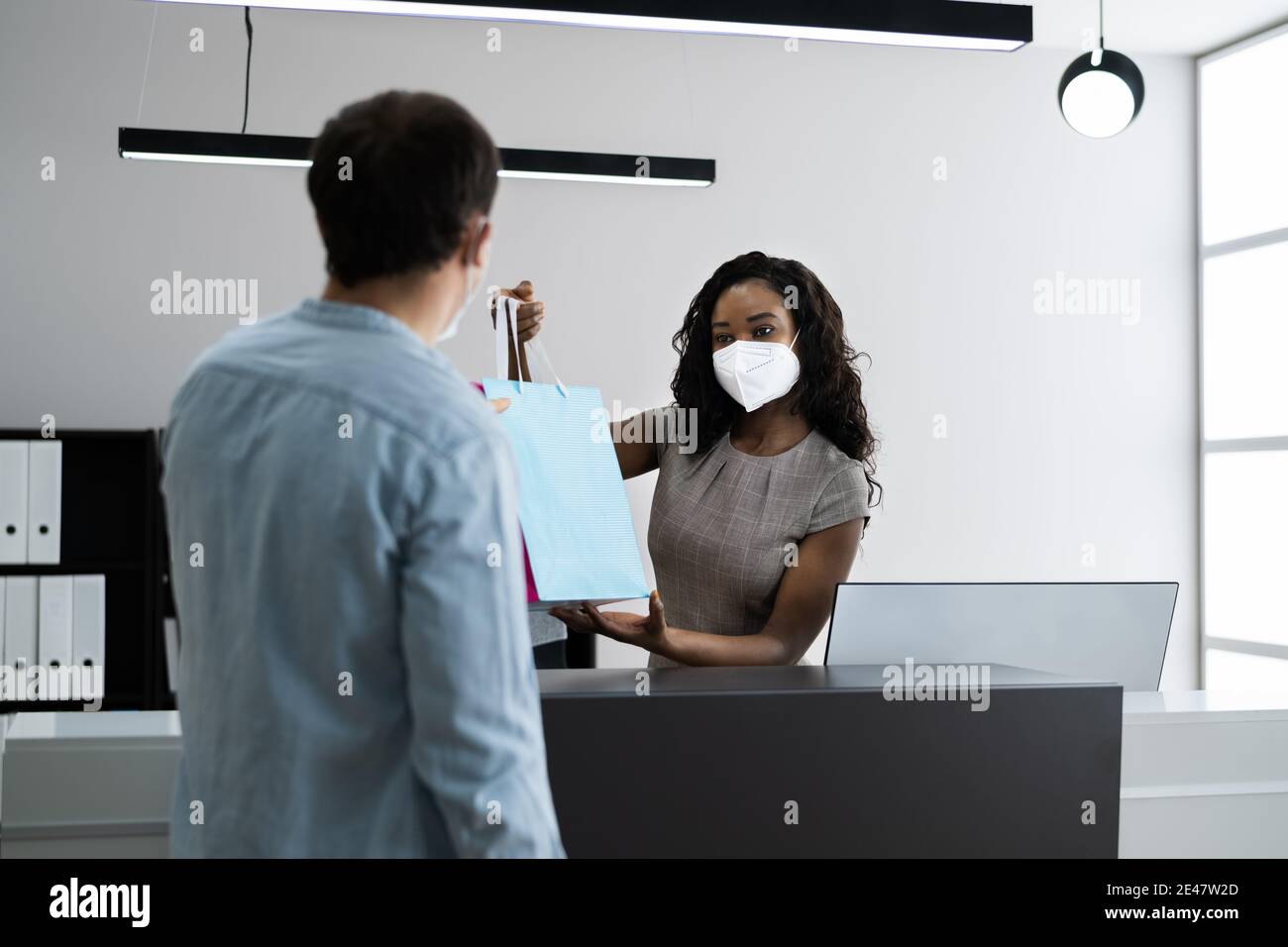 Cashier counter hi-res stock photography and images - Alamy