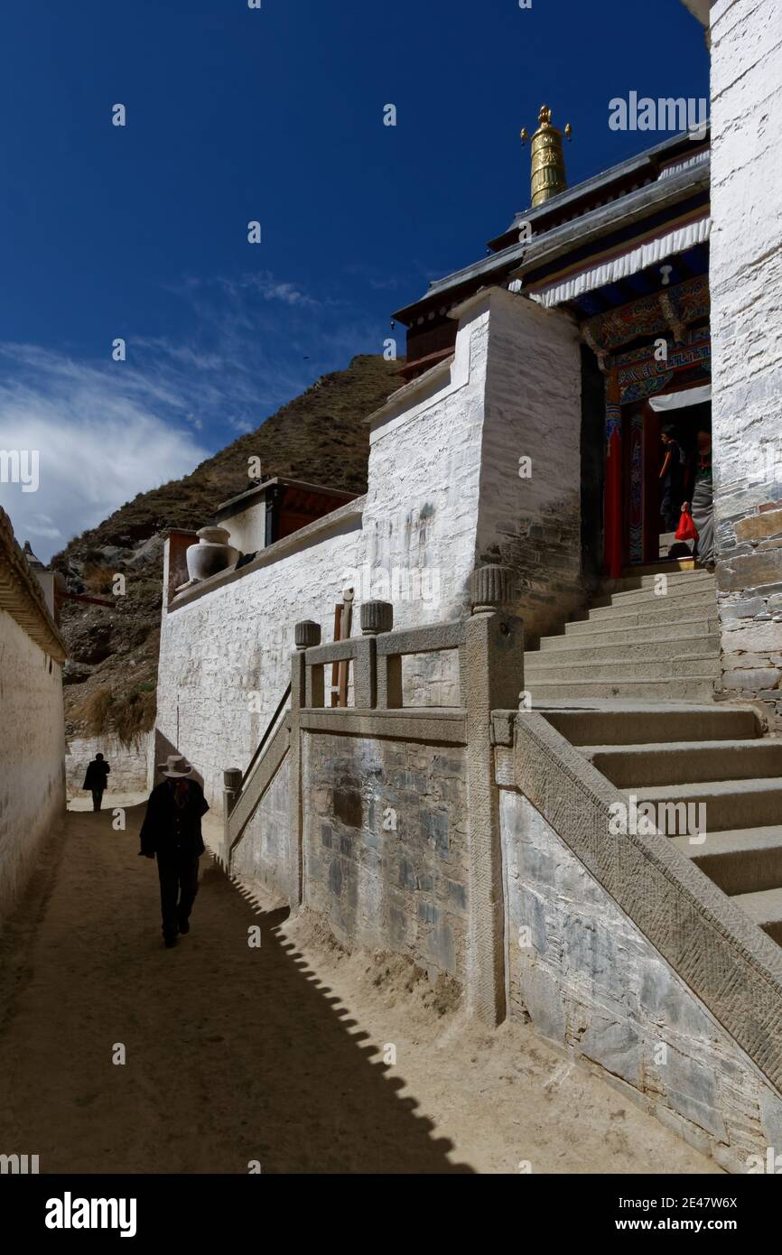 Traditional tibetan architecture labrang hi-res stock photography and ...