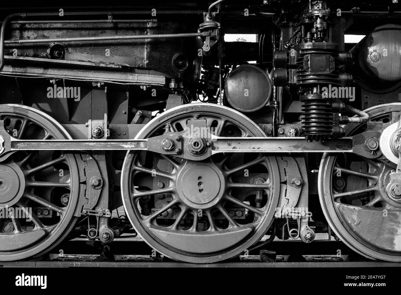 Closeup grayscale shot of an old vintage steam locomotive wheel ...