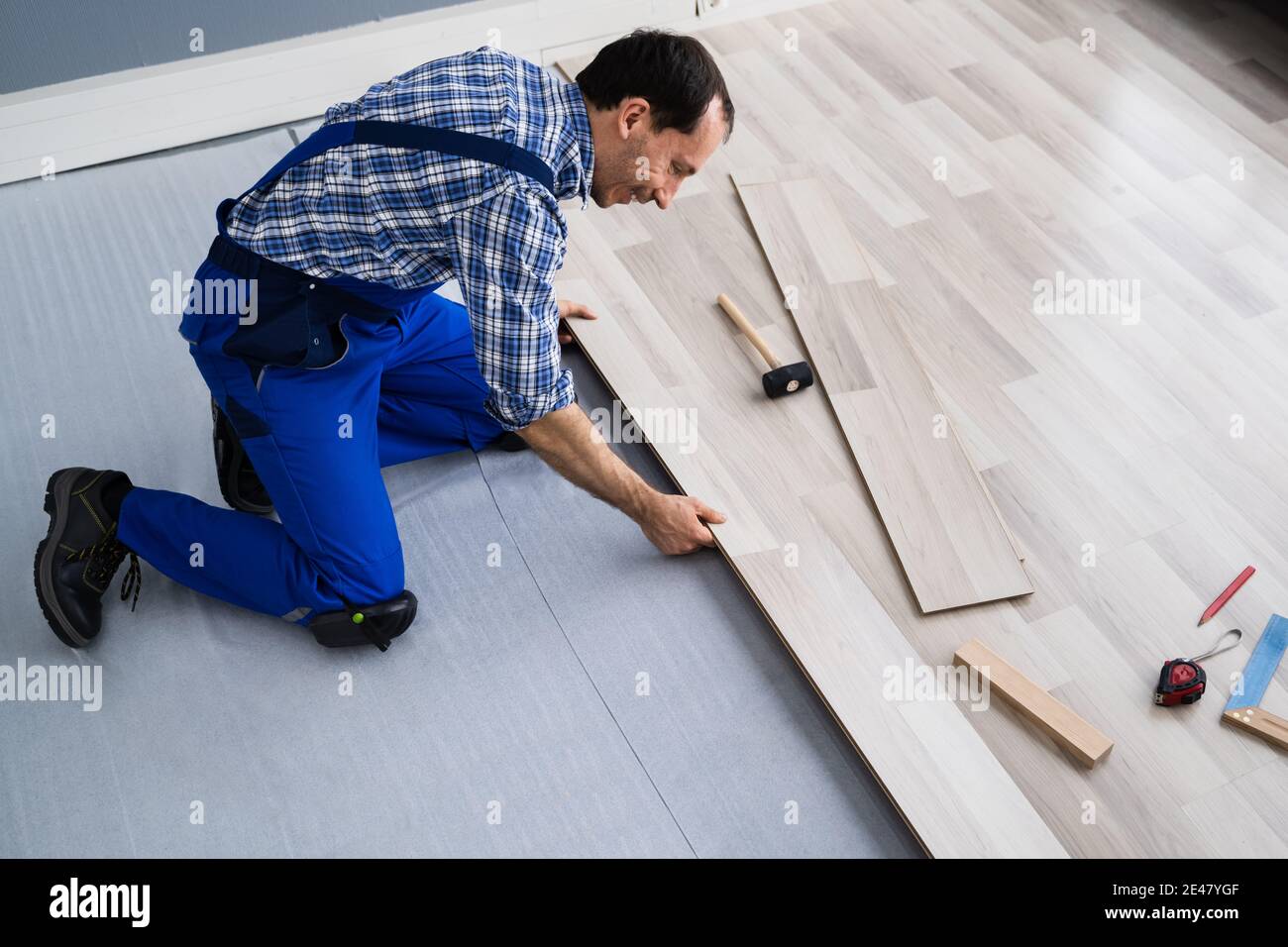 Worker Installing Home Floor. Carpenter Laying Laminate Flooring Stock ...