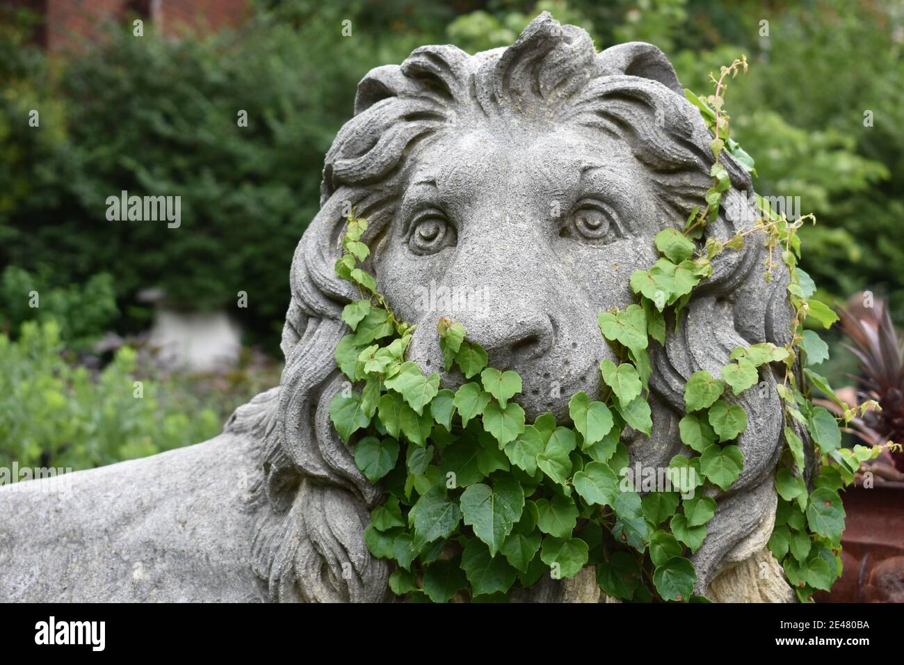 Lion garden statue hi-res stock photography and images - Alamy